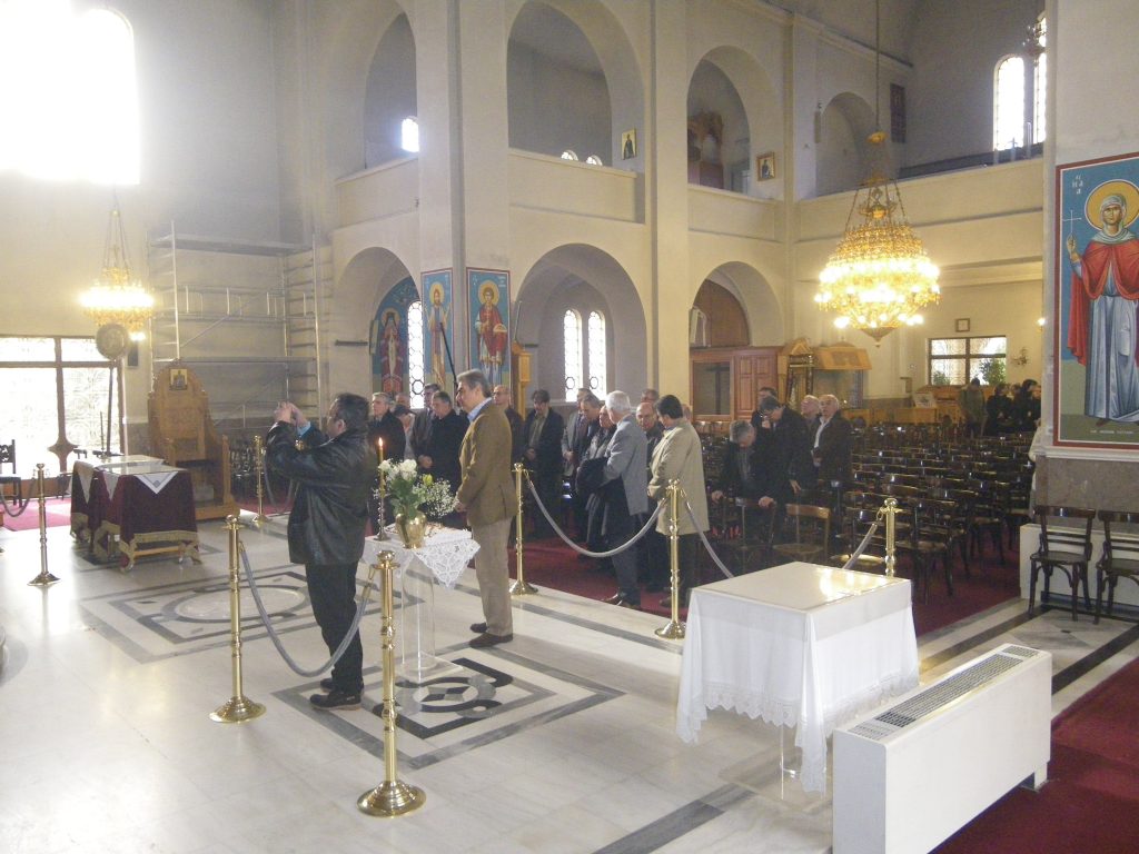 Θεία Λειτουργία και Τρισάγιο στον Ι. Ν Αγ. Αθανασίου Πολυδρόσου από τον ...