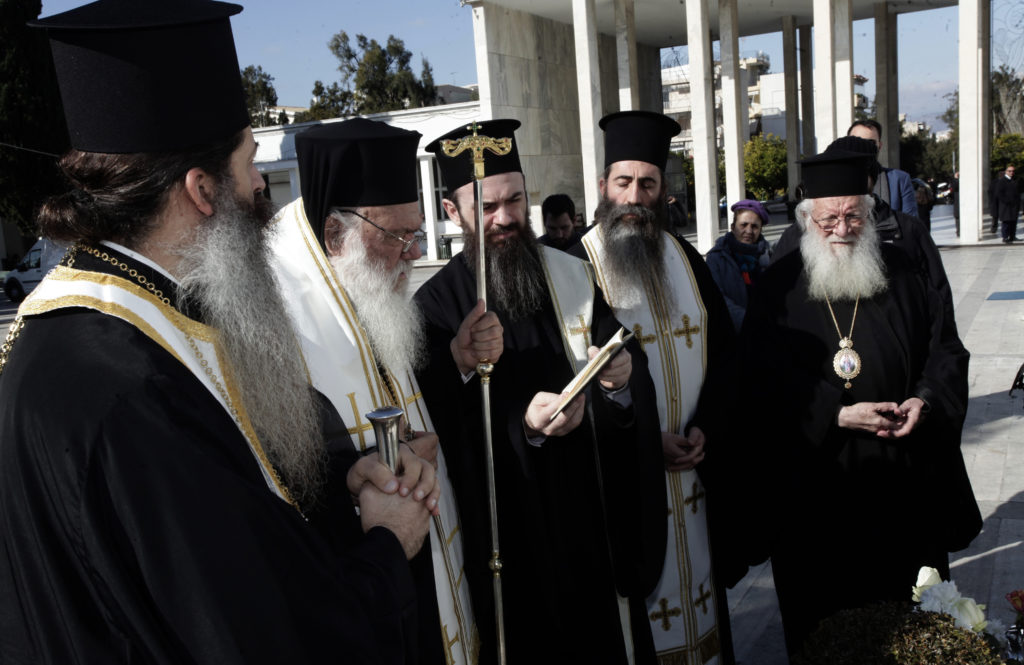 Τρισάγιο στον Μακαριστό Αρχιεπίσκοπο Χριστόδουλο από τον Ιερώνυμο (ΦΩΤΟ ...