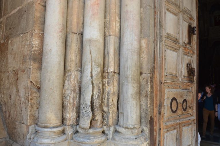 Το Άγιο Φως σχίζει την κολώνα στο Ναό της Αναστάσεως - Βήμα Ορθοδοξίας