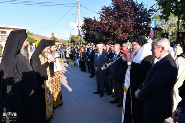 Λάρισα: Υποδοχή των Ιερών Λειψάνων των Αγίων Αναργύρων - ΒΗΜΑ ...