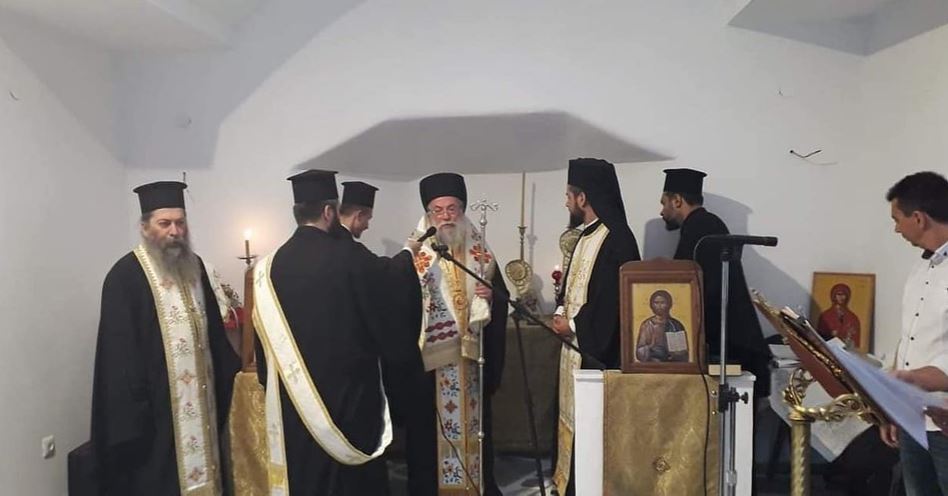 Θυρανοίξια εξωκλησίου από τον Ελευθερουπόλεως Χρυσόστομο - ΒΗΜΑ ...