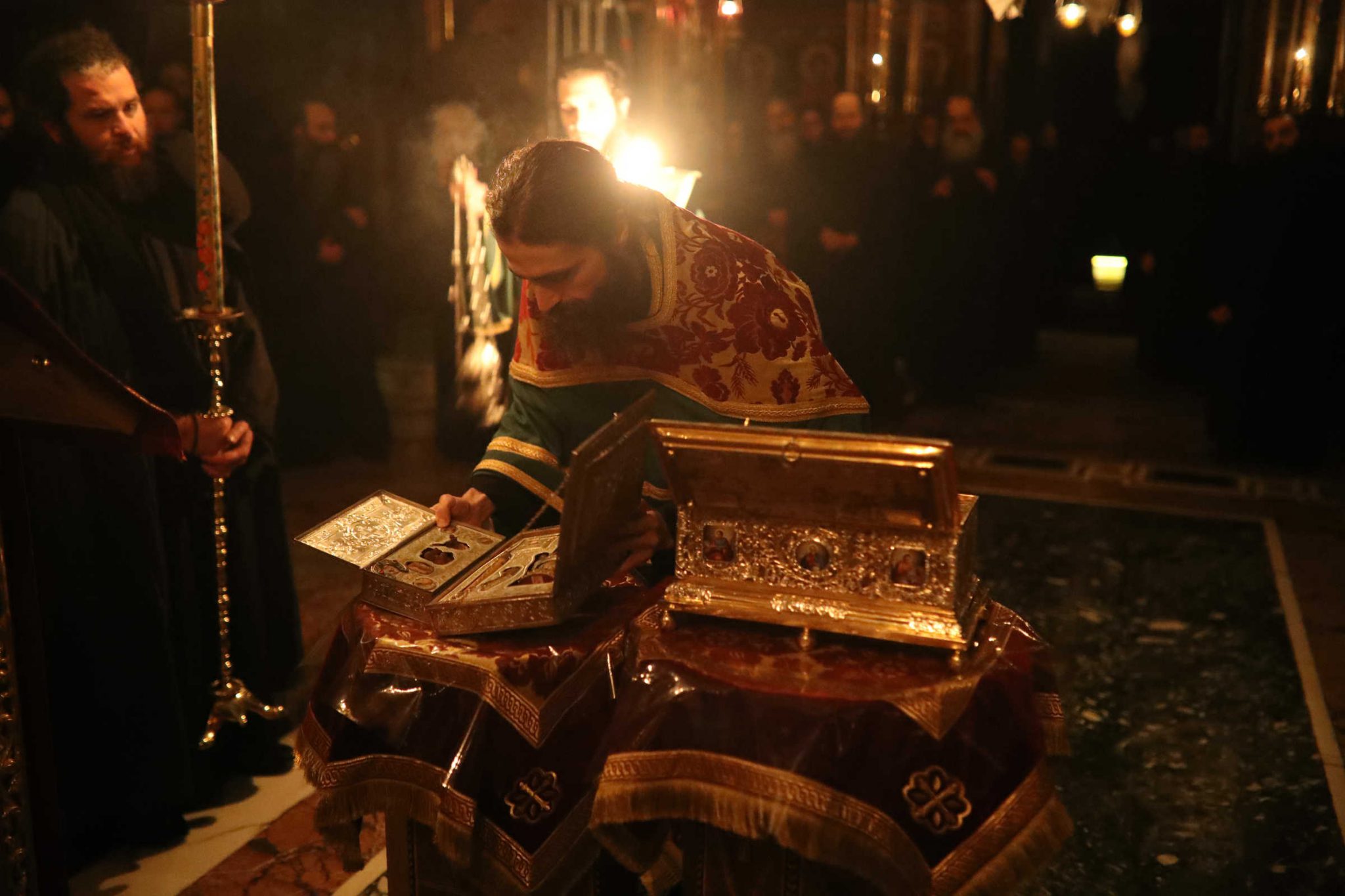Οι Βατοπαιδινοί πατέρες στην ολονύκτια Αγρυπνία στην Θεοτόκο ...