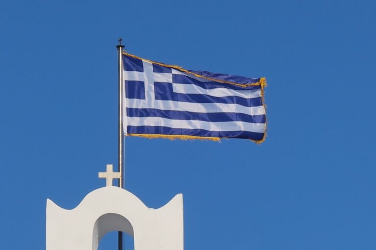 Μητρόπολη Σύρου: Η Παναγία "Χρυσοπηγή" στον Ιερό Βράχο της Σίφνου ...