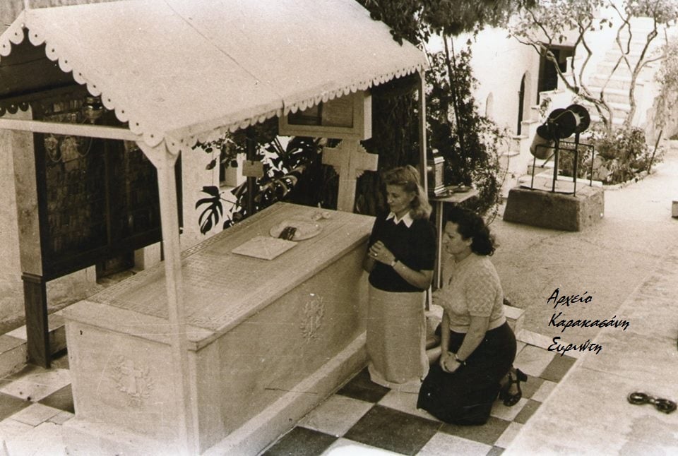Ο Τάφος του Αγίου Νεκταρίου τη δεκαετία του ’60 - Βήμα Ορθοδοξίας