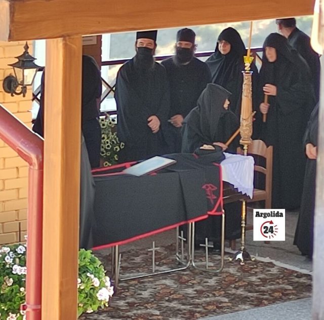 Η Εξόδιος Ακολουθία της Καθηγουμένης Μακαρίας μοναχής στην Αγία Μαρίνα ...