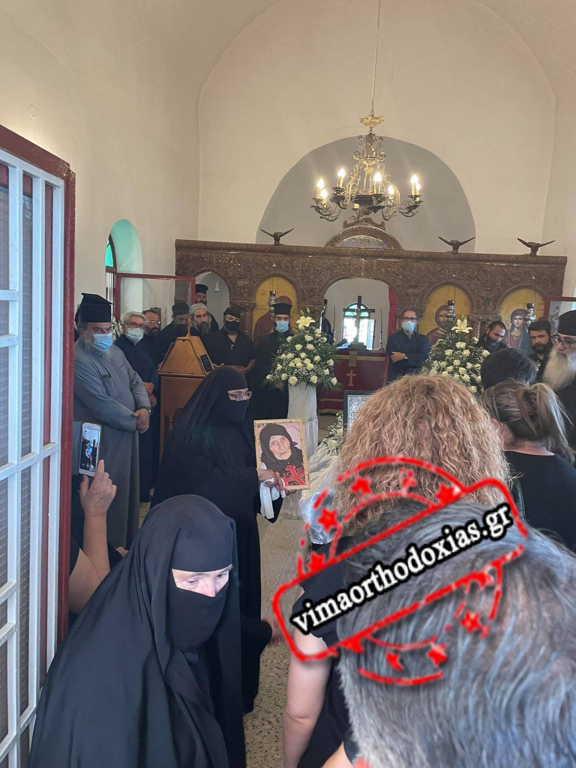 Λαοθάλασσα στην Εξόδιο Ακολουθία της γερόντισσας της Κρήτης - ΣΥΜΒΑΙΝΕΙ ...