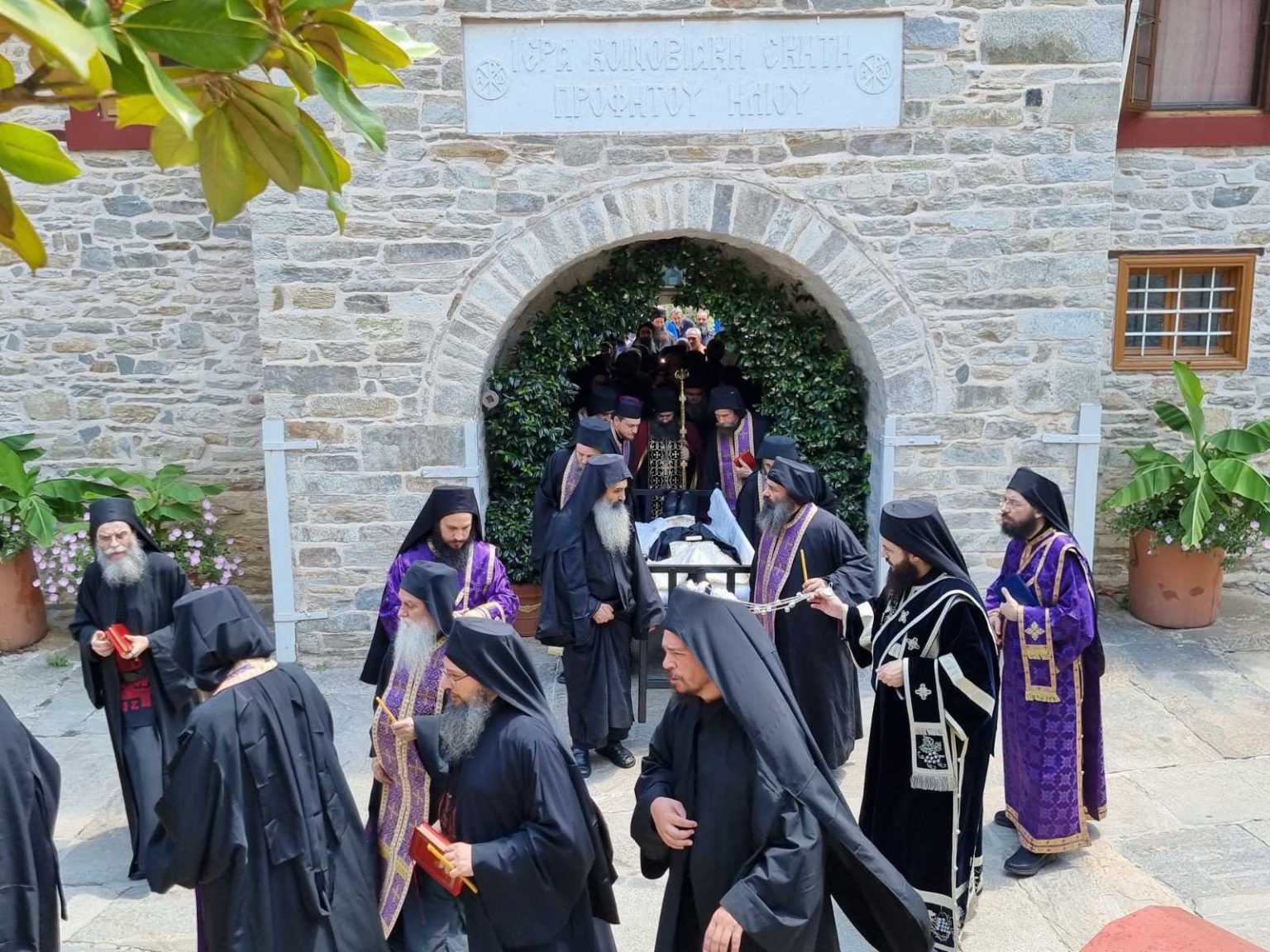 Άγιον Όρος: Τελέστηκε η Εξόδιος Ακολουθία του μακαριστού Γέροντα ...