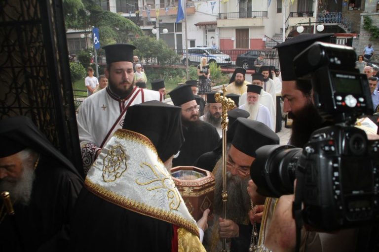 Η Έδεσσα υποδέχθηκε την Τιμία Κάρα του Αγίου Καλλινίκου - ΒΗΜΑ ...