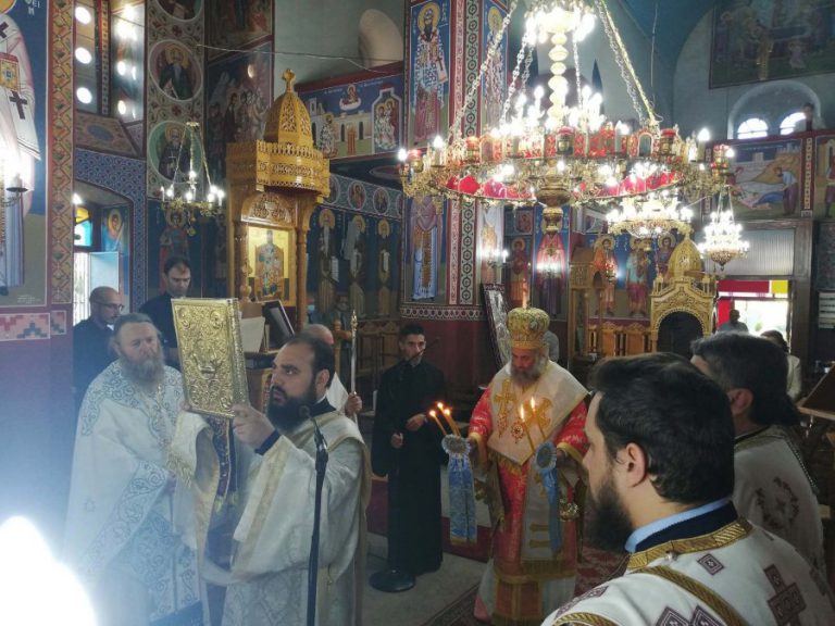 Λιτάνευσαν στους δρόμους την Παναγία και τον Άγιο Σεραφείμ - ΒΗΜΑ ...