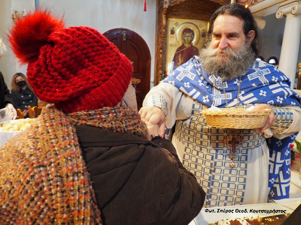 Πρωτοχρονιάτικος "μποναμάς" από τον π. Ευάγγελο Παπανικολάου στους ...