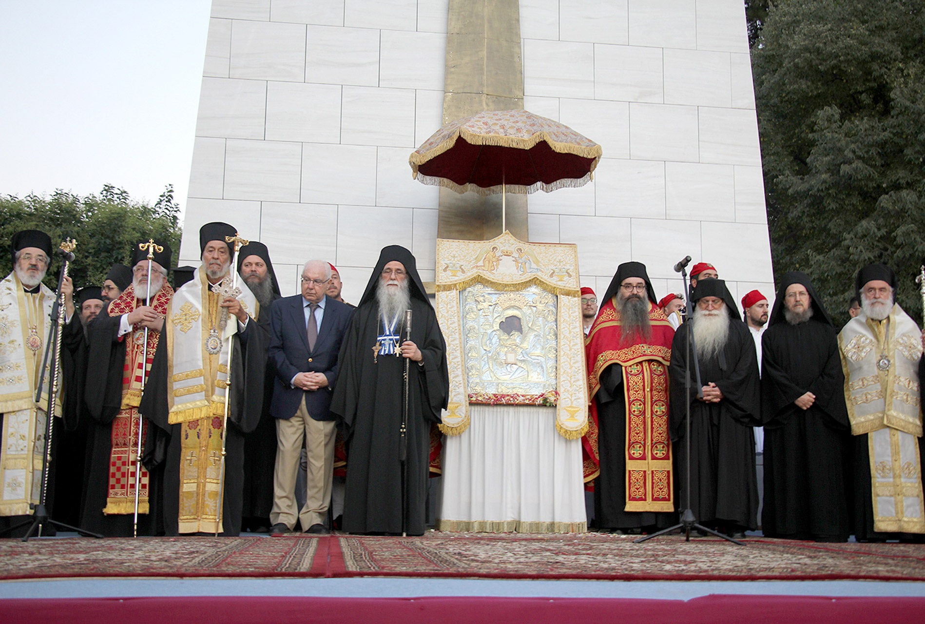 Αγιορείτες, κλήρος και λαός με επικεφαλής τον Πατριάρχη στην Κομοτηνή ...