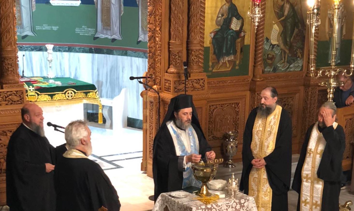 Πλήθος πιστών στο Ιερό Ευχέλαιο στην Παναγία την Παρηγορήτρια - ΒΗΜΑ ...