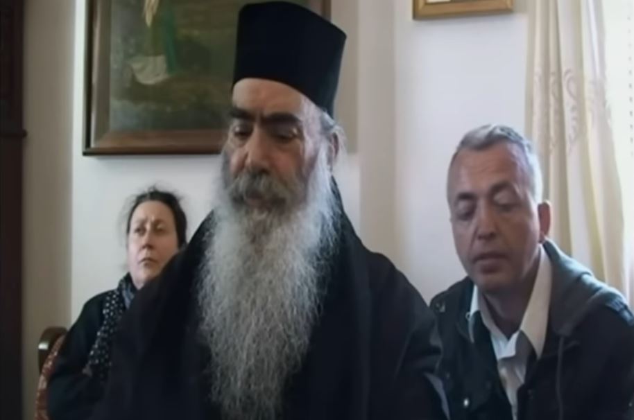 π. Σάββας Αχιλλέως: Προσοχή στα καντήλια που έχουν τα μνήματα ...