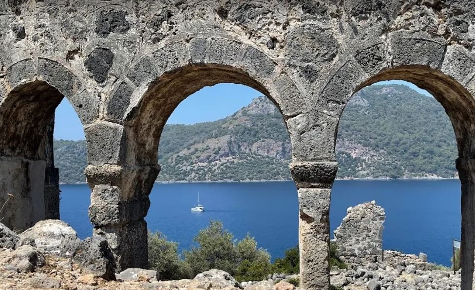 Ιδού το νησάκι με τα ερείπια πέντε εκκλησιών στα τουρκικά παράλια - Το ...
