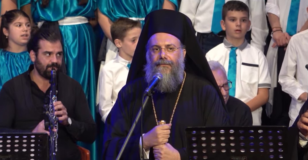Ο Μητροπολίτης Τρίκκης κ. Χρυσόστομος τραγουδάει «στου Βοσπόρου τ ...