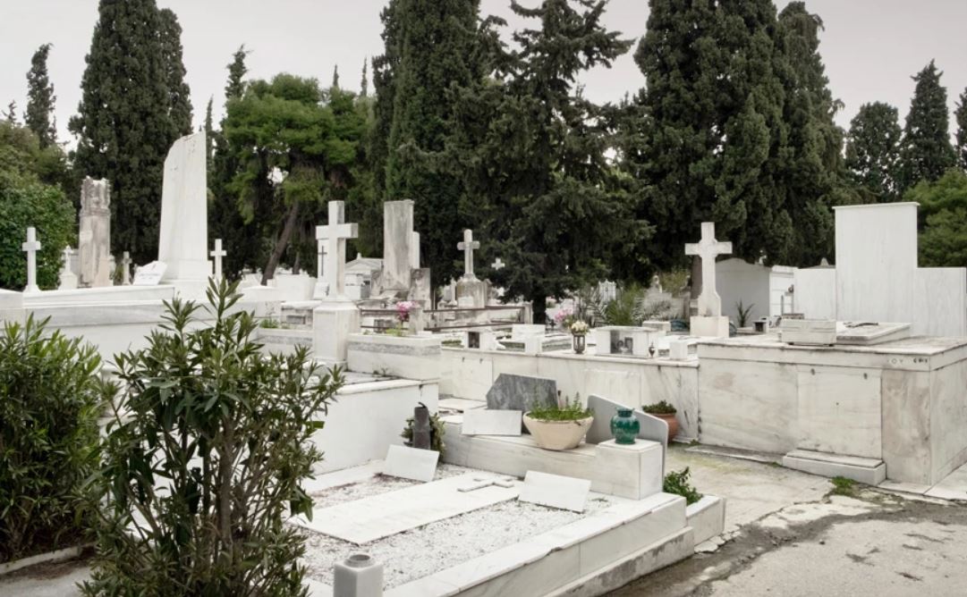 Σοκ στο Γ’ Νεκροταφείο Αθηνών: Έσπασαν οστεοφυλάκια και έκλεψαν οστά ...