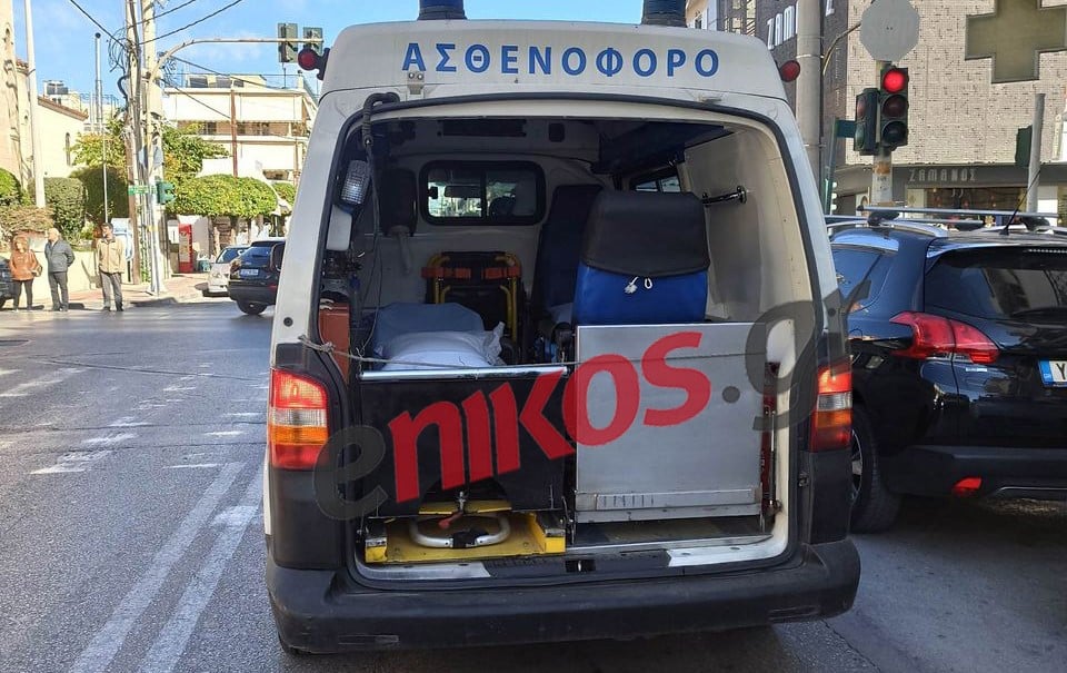 Δεν μπορεί να είναι αλήθεια – Ιδιωτικό ασθενοφόρο κυκλοφορεί χωρίς πίσω ...