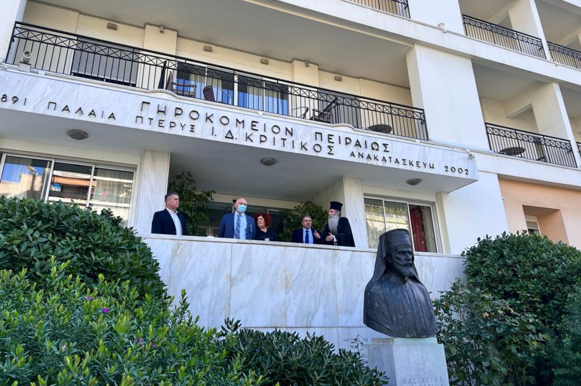 ΠΕΙΡΑΙΑΣ: Mέλη στο Γηροκομείο ο Βασίλης Κορκίδης και ο Νικόλαος ...
