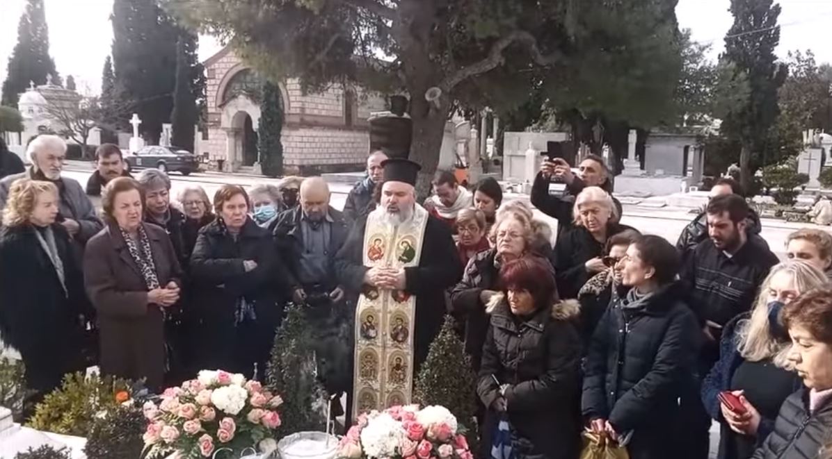 Πλήθος ενοριτών στον τάφο του Μακαριστού Χριστοδούλου (ΒΙΝΤΕΟ) - Βήμα ...