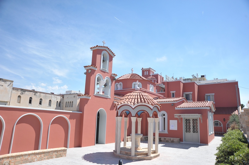 Πανηγυρίζει το παρεκκλήσι της Αγίας Φωτεινής στο Επισκοπείο της Ι.Μ ...