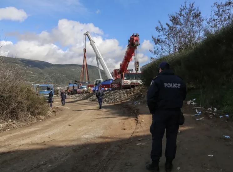 Τραγωδία στα Τέμπη: Απομάκρυναν βαγόνια και συντρίμμια - Σε εξέλιξη ...