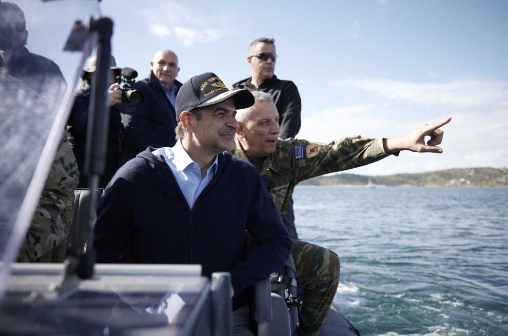 Στους ΟΥΚαδες ο Μητσοτάκης: «Οι ισχυρές Ένοπλες Δυνάμεις θωρακίζουν την ...