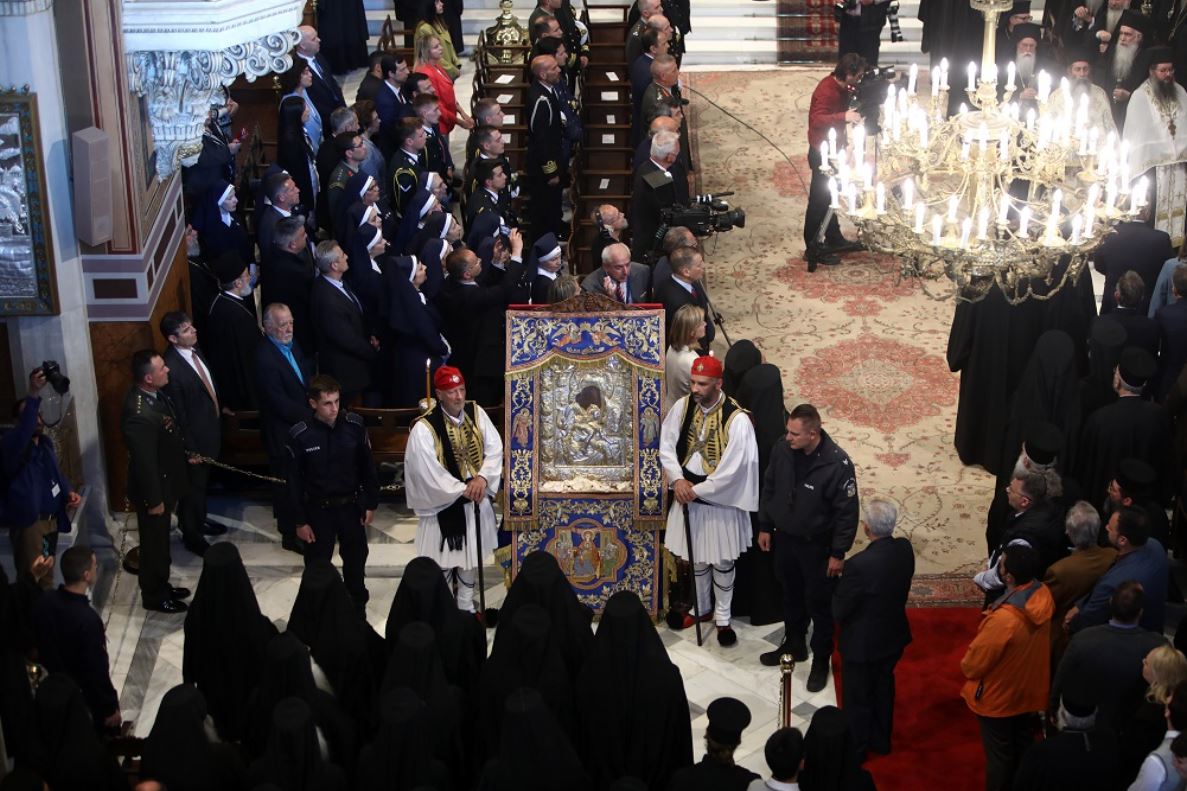 Ολοι στην Μητρόπολη Αθηνών! Ιεράρχες, πολιτικοί και πιστοί στην Παναγία ...