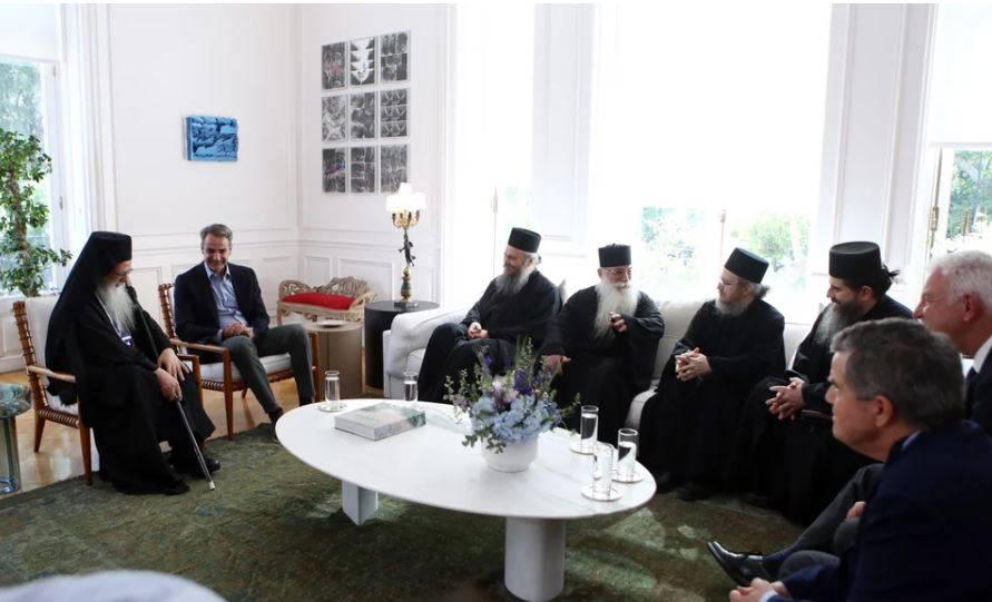 Στο Μαξίμου η ΙΕΡΑ ΕΠΙΣΤΑΣΙΑ του Αγίου Ορους - Τι είπαν οι Πατέρες με ...