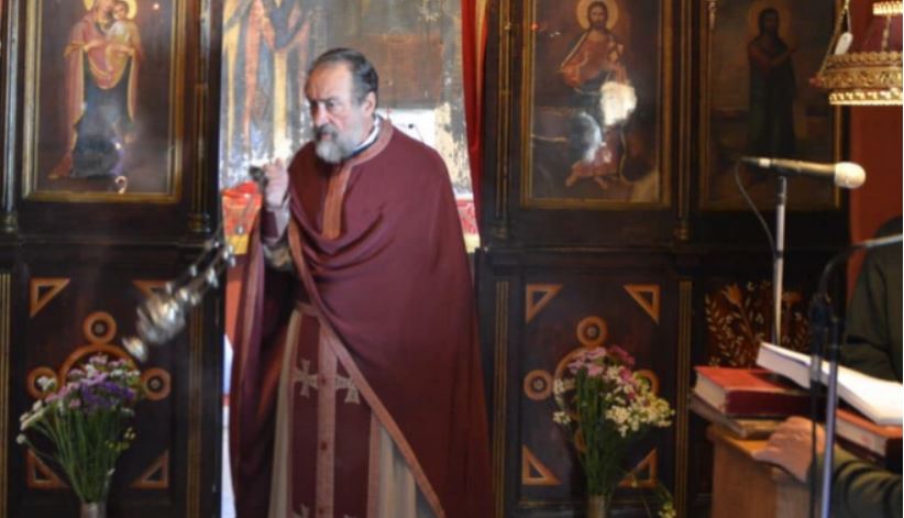 Kανονικά στα καθήκοντά του ο ιερέας που είχε ντύσει "παπαδάκια" δύο ...