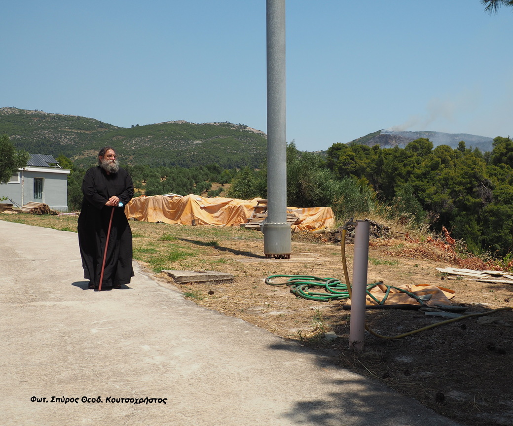 Ο π. Ευάγγελος Παπανικολάου στο μέτωπο της πυρκαγιάς - ΒΗΜΑ ΟΡΘΟΔΟΞΙΑΣ News