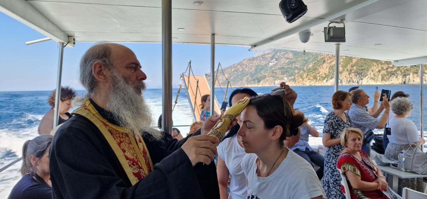 Προσκυνητές από τη Μητρόπολη Κιλκισίου προσκυνούν εν πλω λείψανα της ...