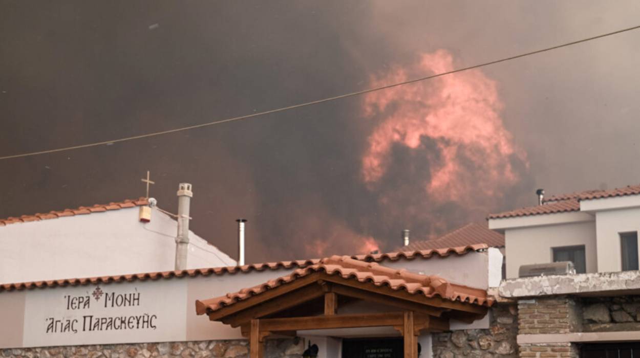 Κρίσιμες ώρες στην Πάρνηθα! Εκκενώθηκε το μοναστήρι της Αγίας ...