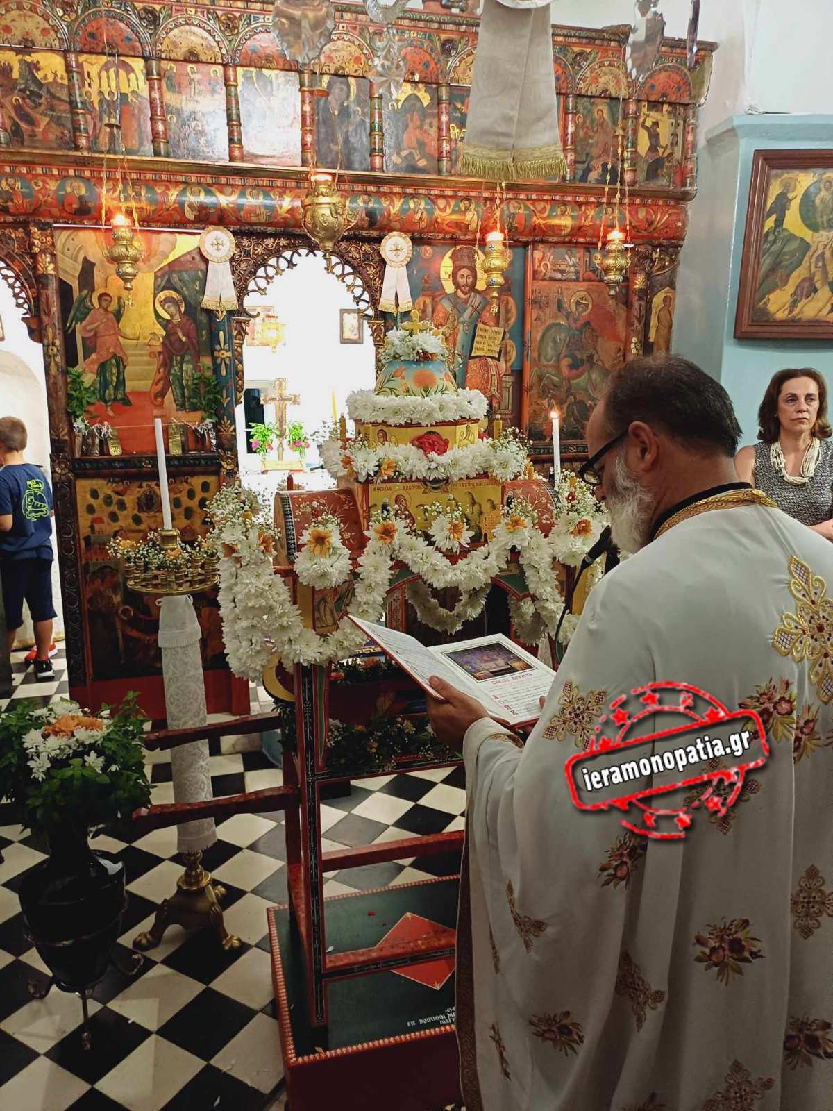 Τα Εγκώμια και η περιφορά του Επιταφίου της Παναγίας στην Κίμωλο - Βήμα ...