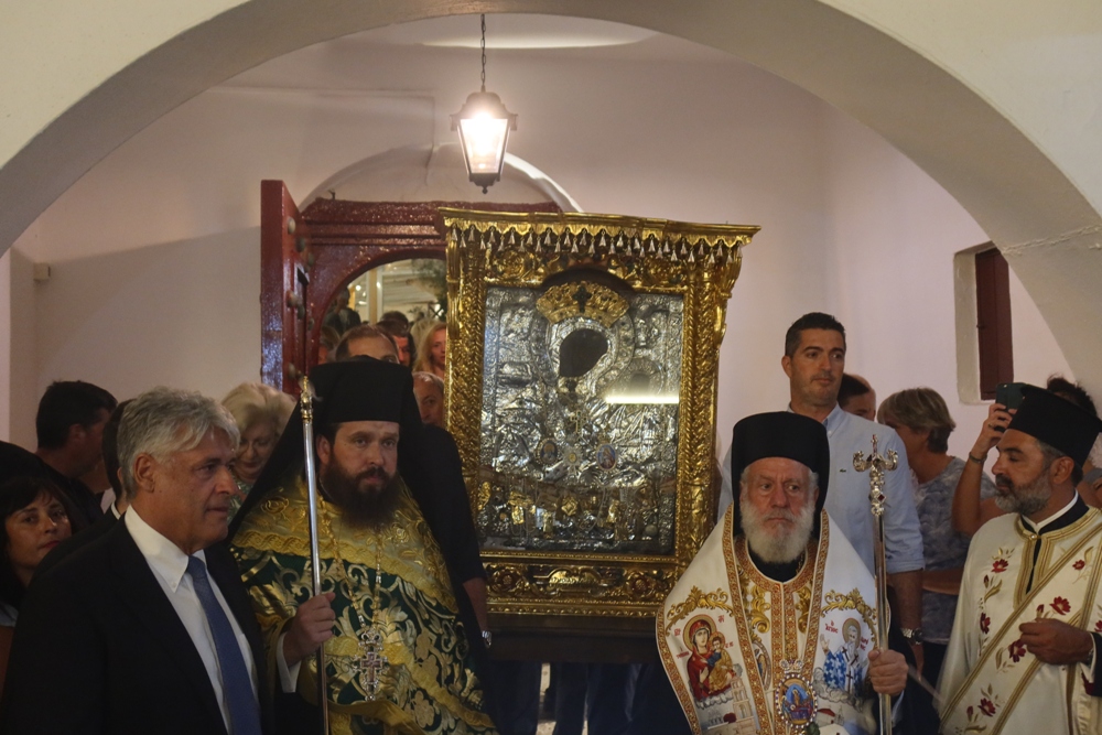 Οι Μυκόνιοι τιμούν την Έφορο και Προστάτιδά τους Παναγία Τουρλιανή ...