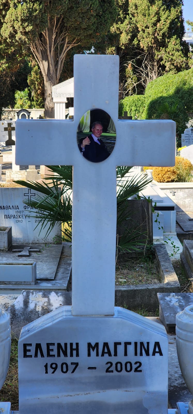 Τρισάγιο στον τάφο του Νίκου Μαγγίνα από τον γενικό πρόξενο Κωνσταντίνο ...