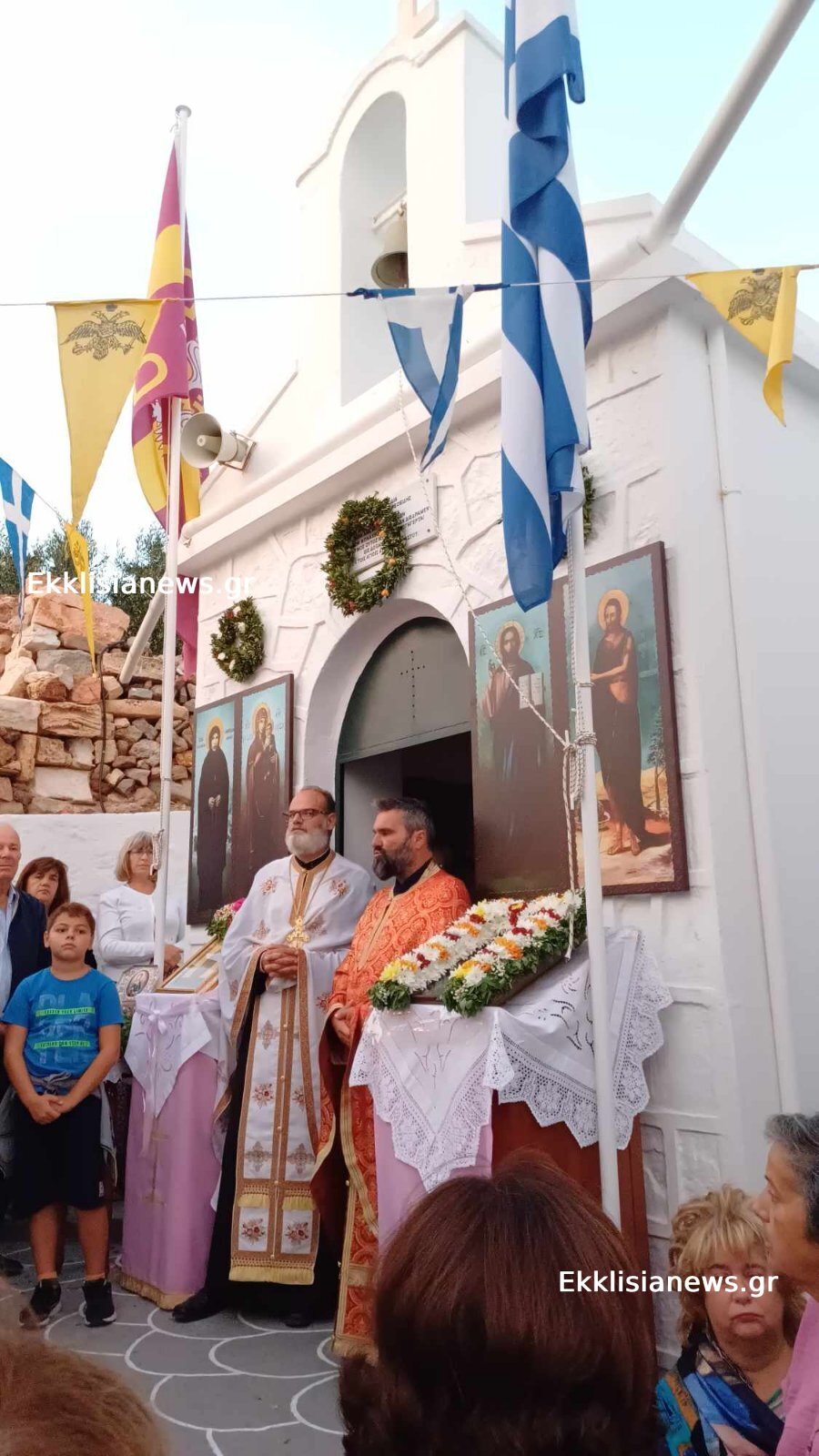 Κίμωλος: Παράκληση στο ιστορικό Εκκλησάκι της Οσίας Μεθοδίας - Τα ...