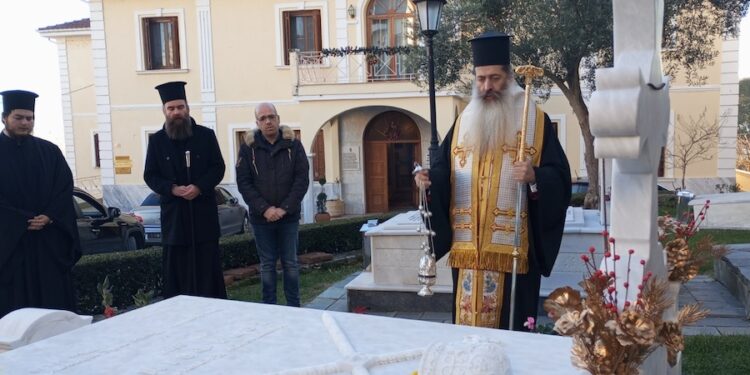 Ο Μητροπολίτης Φθιώτιδος τέλεσε τρισάγιο επί του τάφου του Καστορίας ...
