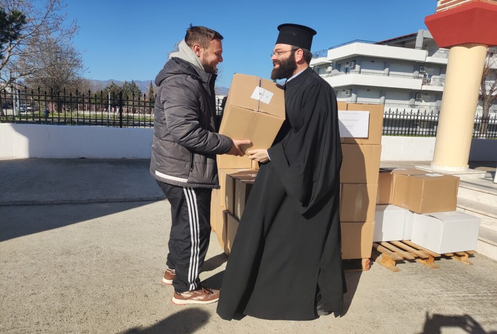 Κομοτηνή: Διανομή δεμάτων - τροφίμων σε συνεργασία της Μητροπόλεως με ...