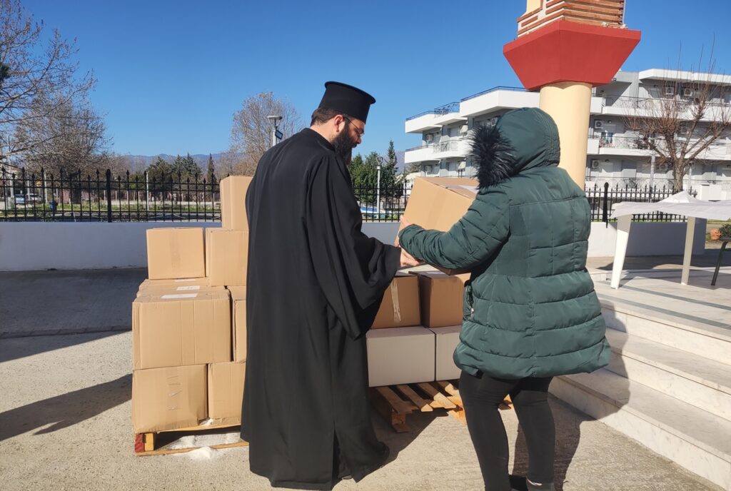Κομοτηνή: Διανομή δεμάτων - τροφίμων σε συνεργασία της Μητροπόλεως με ...