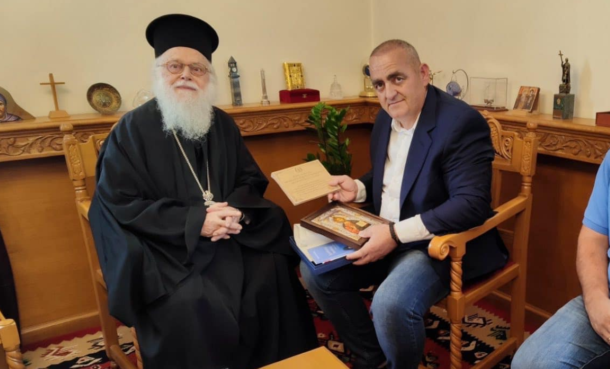 Ο Φρέντη Μπελέρη στον νοσηλευόμενο Αρχιεπίσκοπο Αλβανίας Αναστάσιο ...