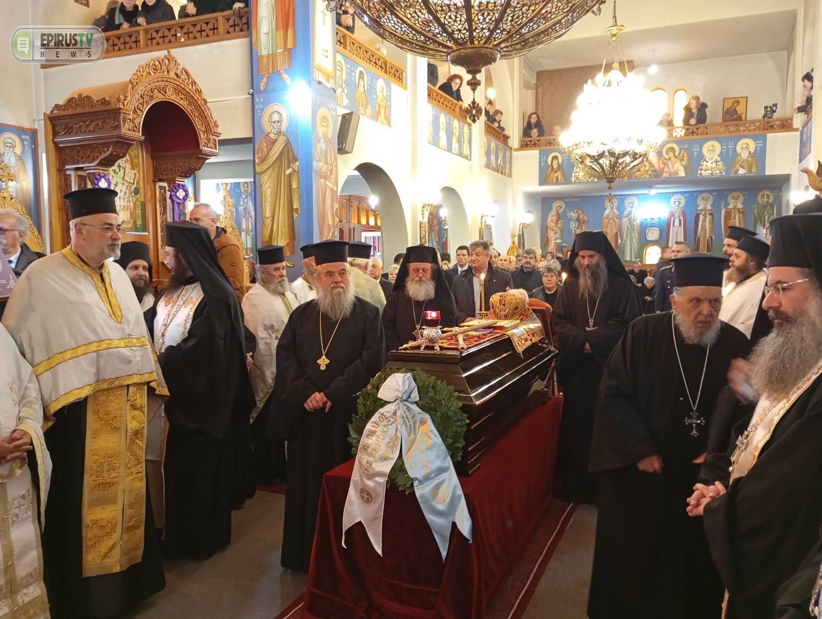 Το "Ύστατο χαίρε" στον Μητροπολίτη Ανδρέα παρουσία 14 Ιεραρχών στην ...