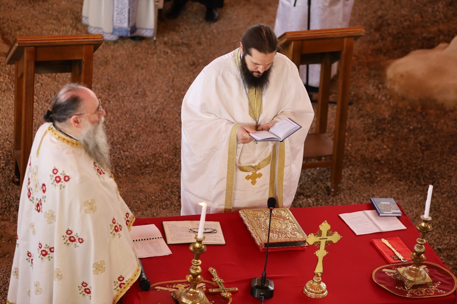 17 αιώνες σιωπής έσπασαν στην Άκαμπα: Θεία Λειτουργία σε ναό του 3ου ...
