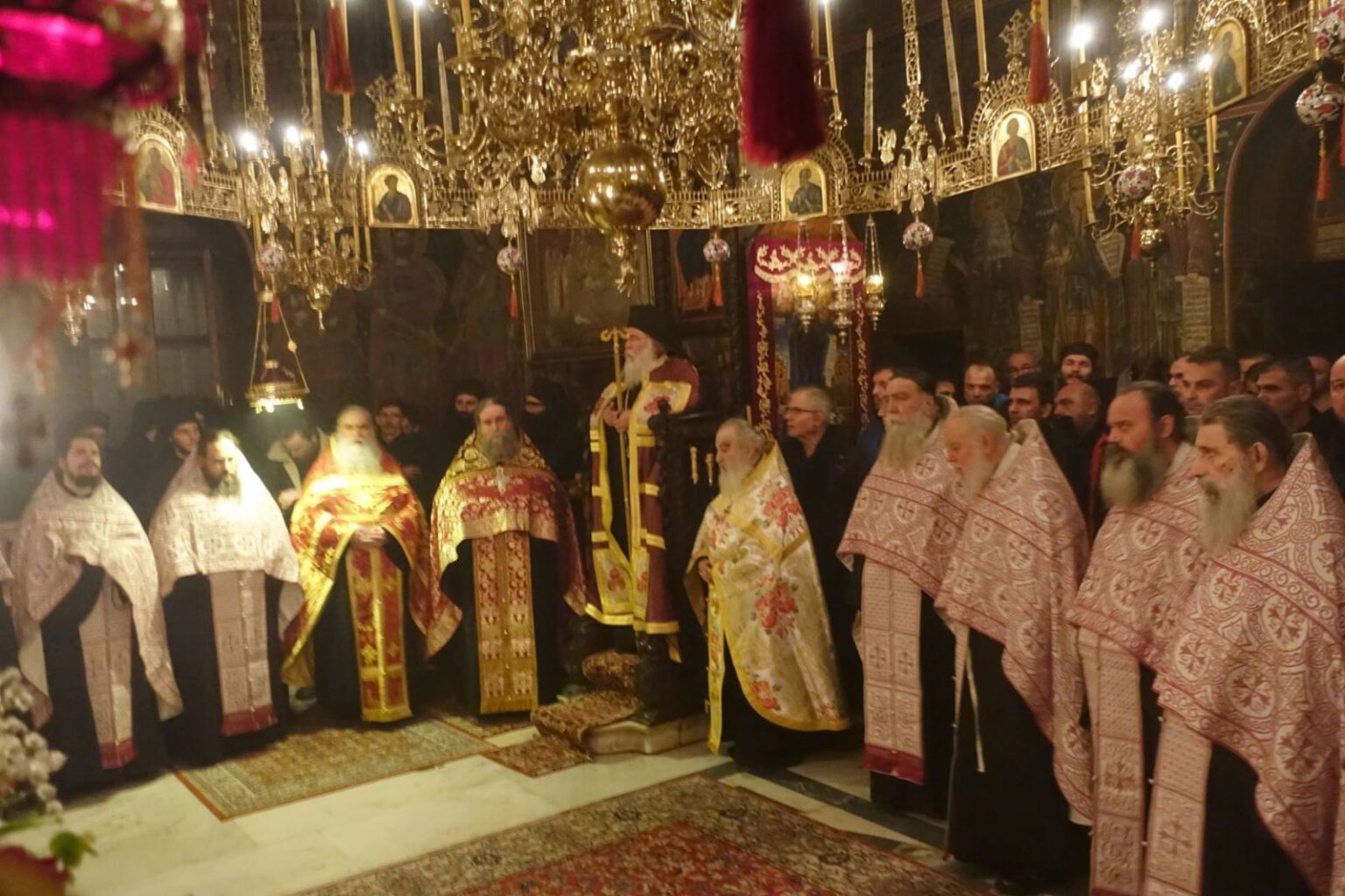 ΑΓΙΟΝ ΟΡΟΣ: Αγρυπνία μέσα στο χιόνι και πνευματική ανάταση στην Ιερά ...